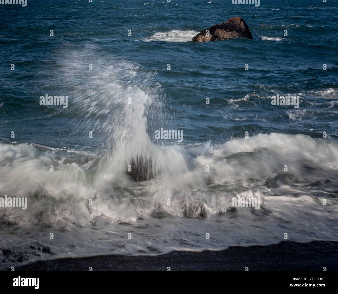 Splashing against rock hi-res stock photography and images - Alamy