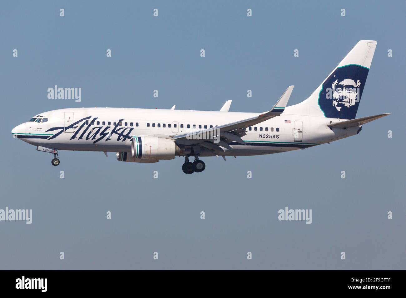 Alaska airlines boeing 737 700 hi-res stock photography and images - Alamy