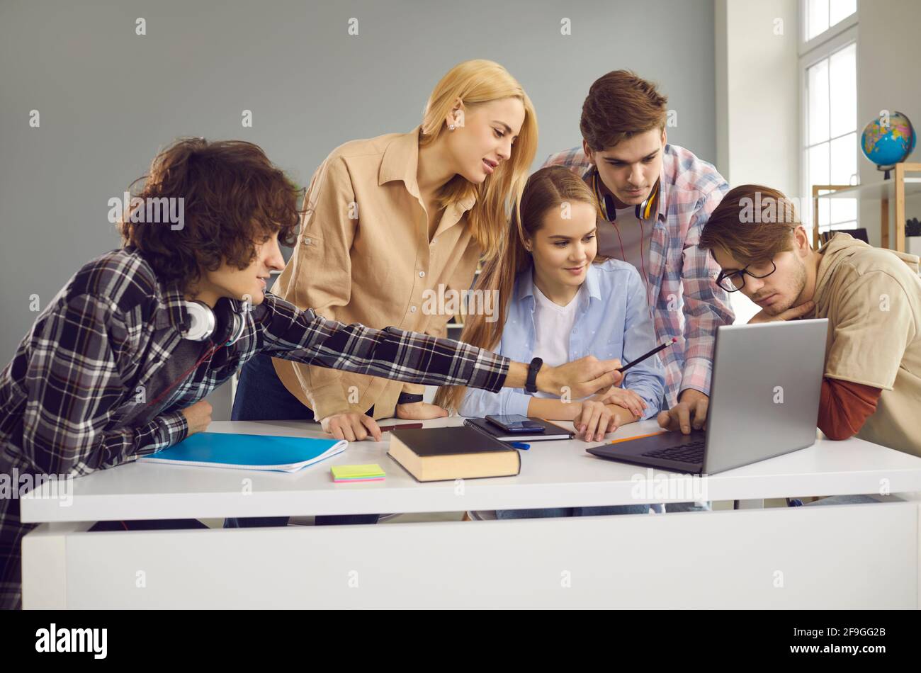 High school students group work hi-res stock photography and images - Alamy