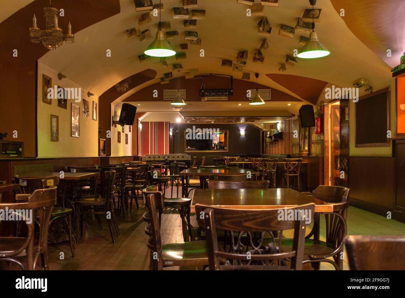 Empty pub hi-res stock photography and images - Alamy