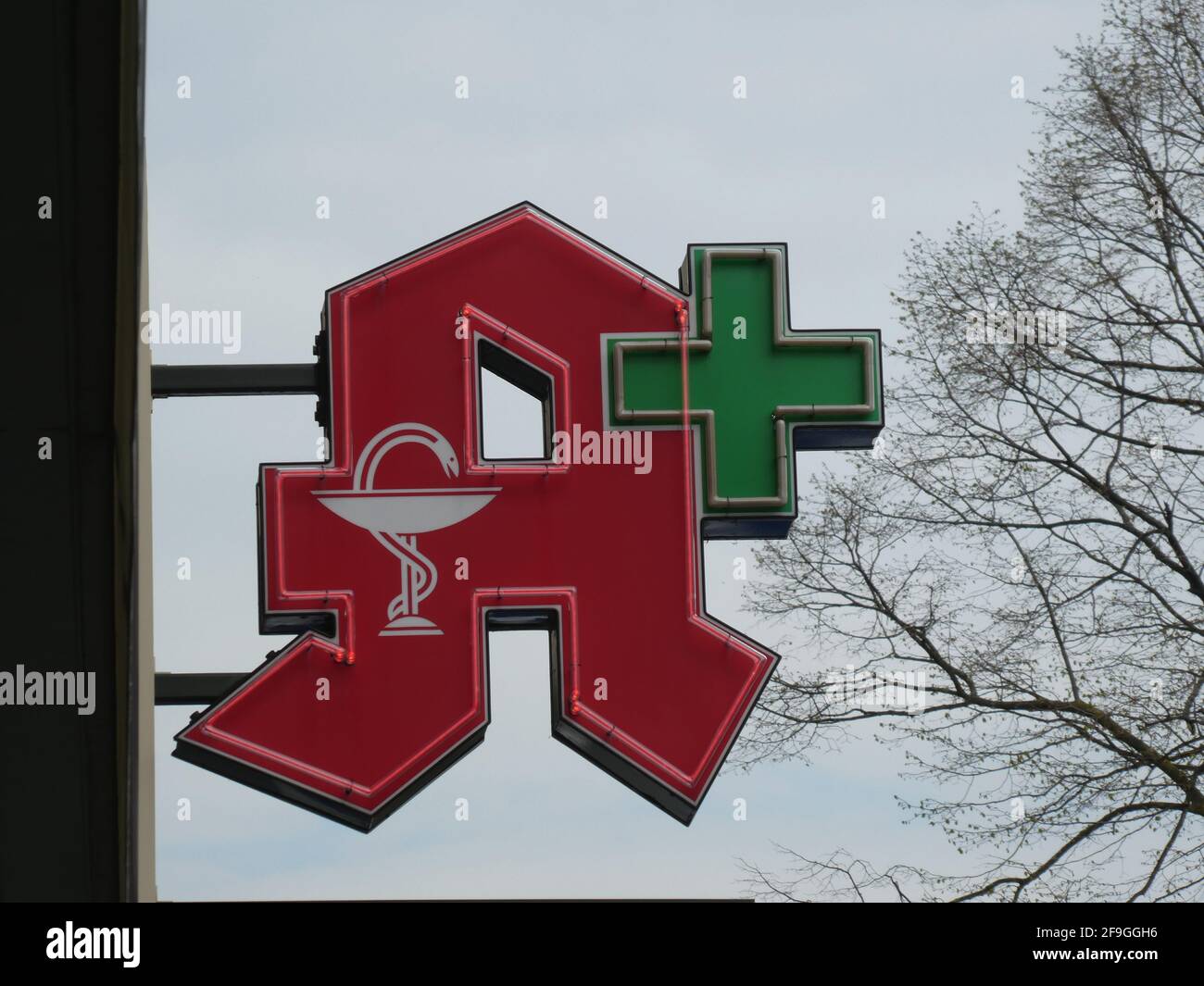Green cross logo hi-res stock photography and images - Alamy