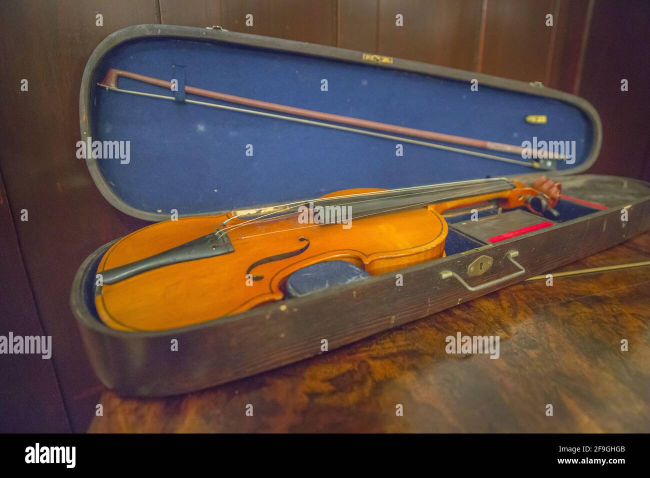 Old antique violin hi-res stock photography and images - Alamy