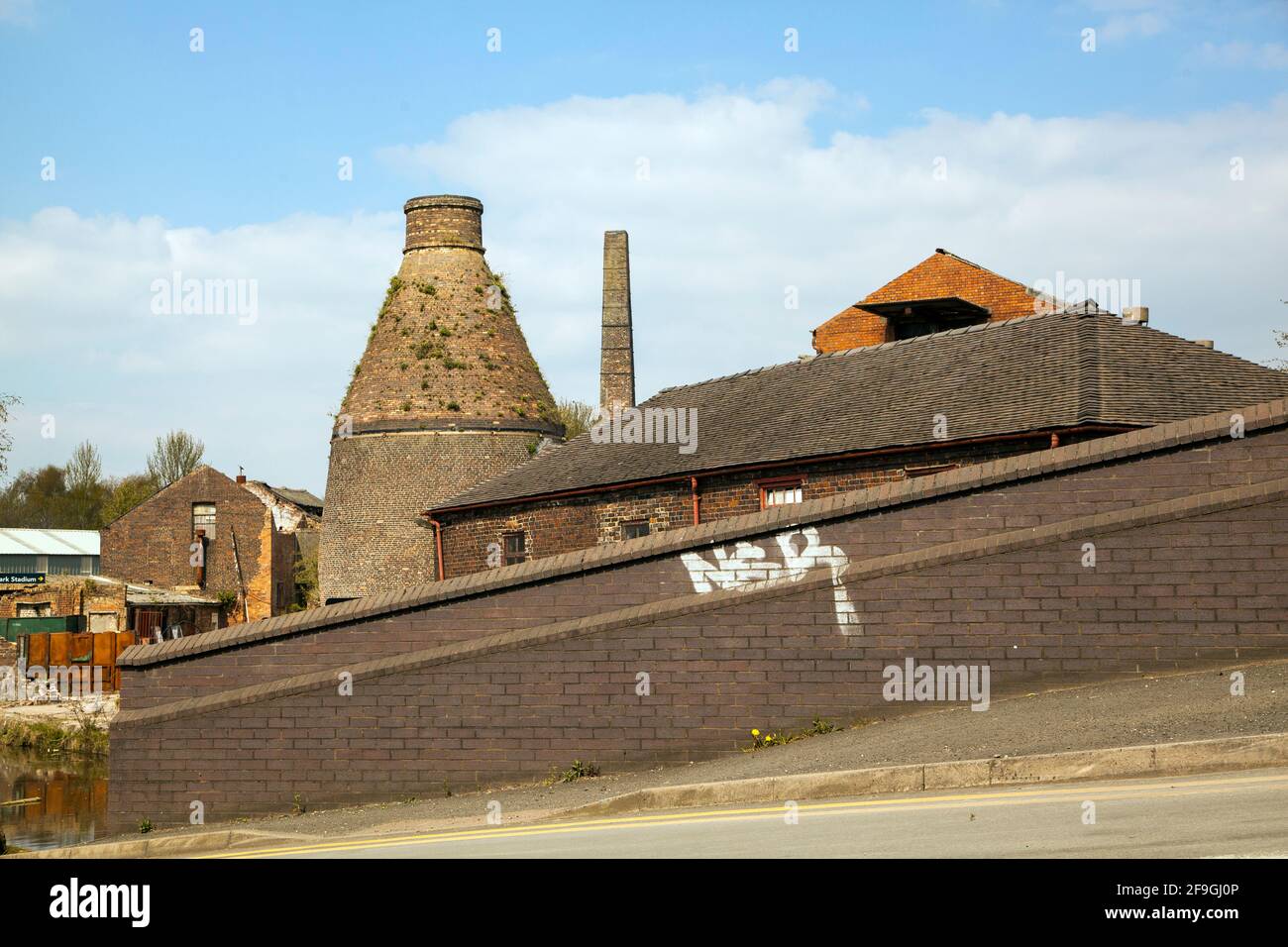 The old disused bottle kiln at the former Price and Kensington pottery ...