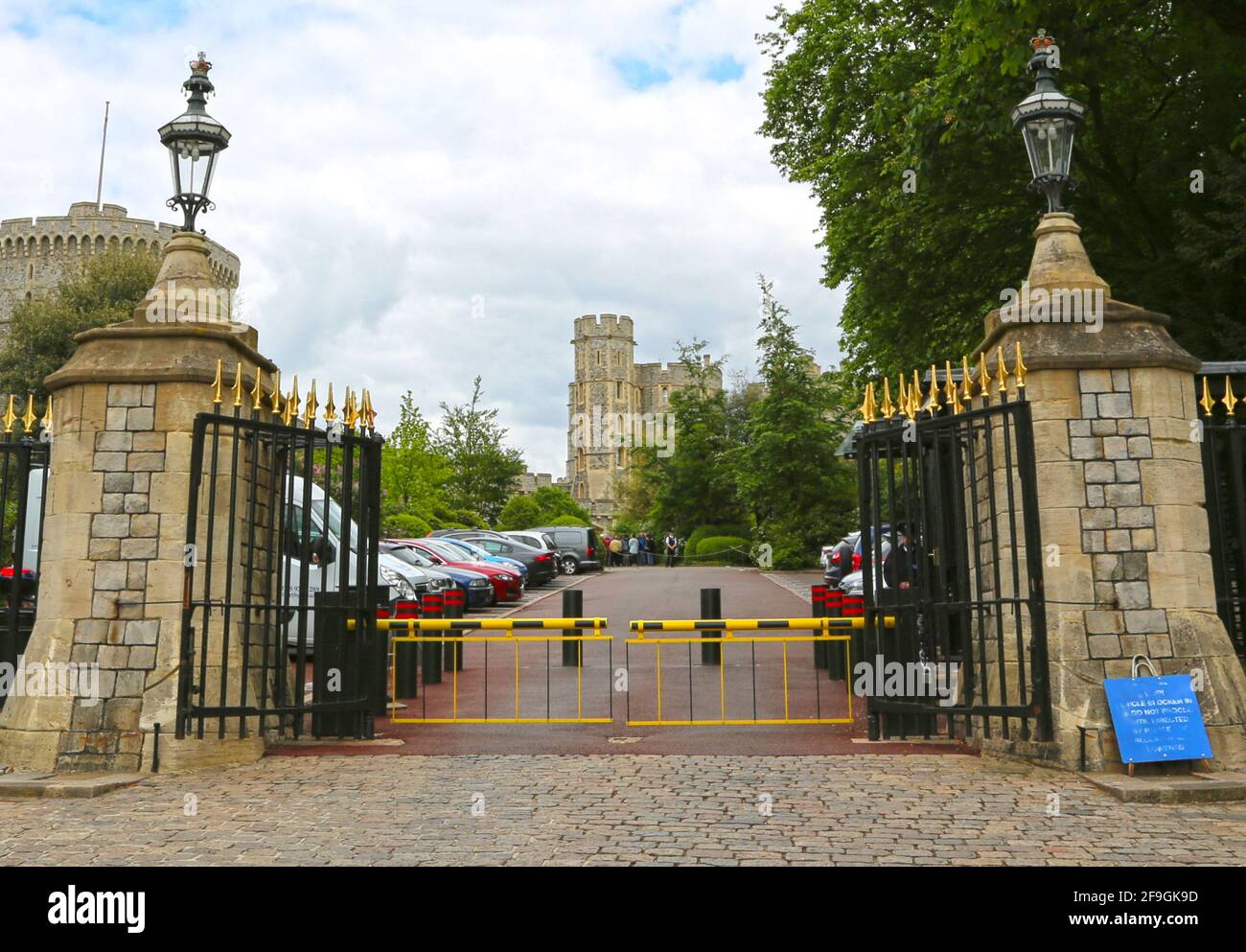 Windsor castle entrance hi-res stock photography and images - Alamy