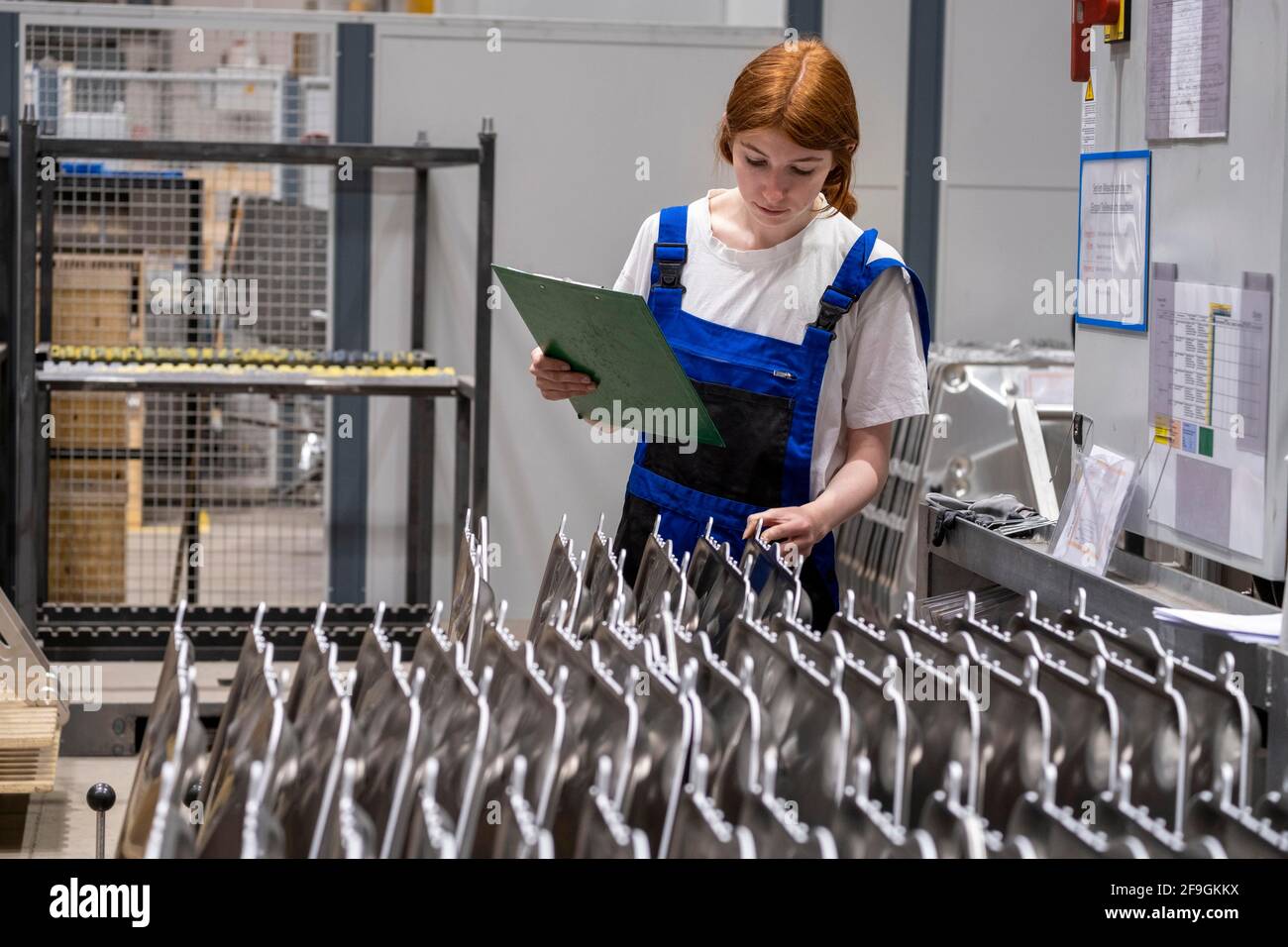 Warehouse clerk hi-res stock photography and images - Alamy