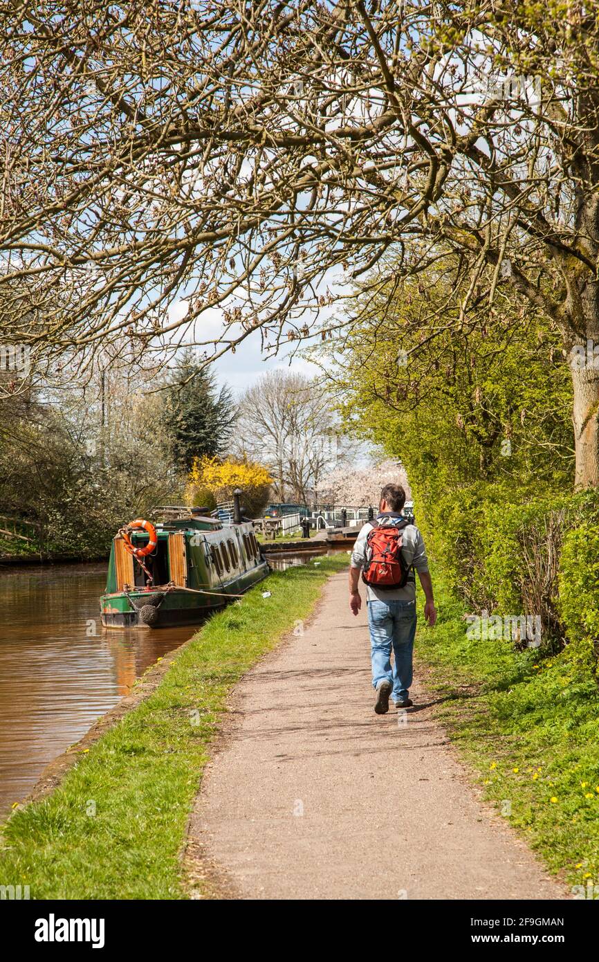 People walking a canal towpath hi-res stock photography and images - Alamy