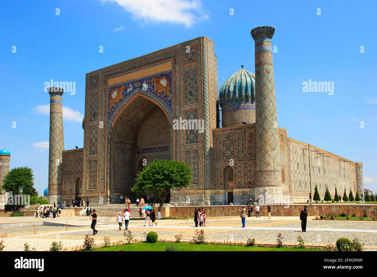 Sher-Dor Madrasa, Lion's Gate, Registan Square, Samarkand, Uzbekistan ...