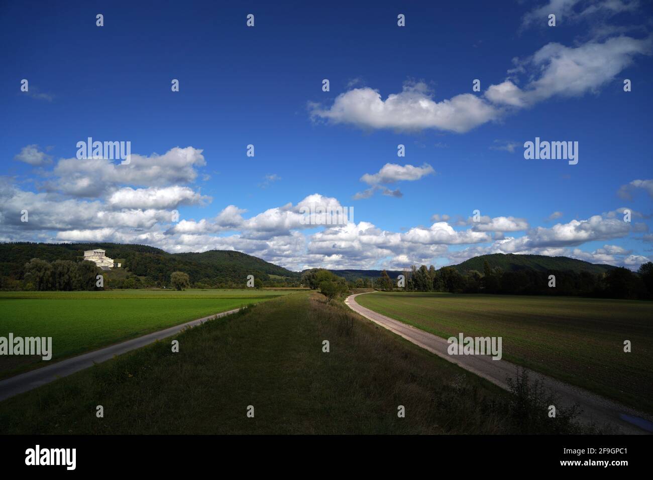 Small country roads hi-res stock photography and images - Alamy
