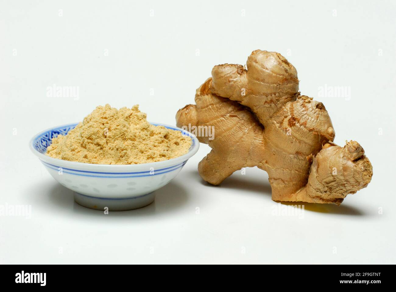 Ginger (Zingiber officinale) and bowl with powder Stock Photo - Alamy