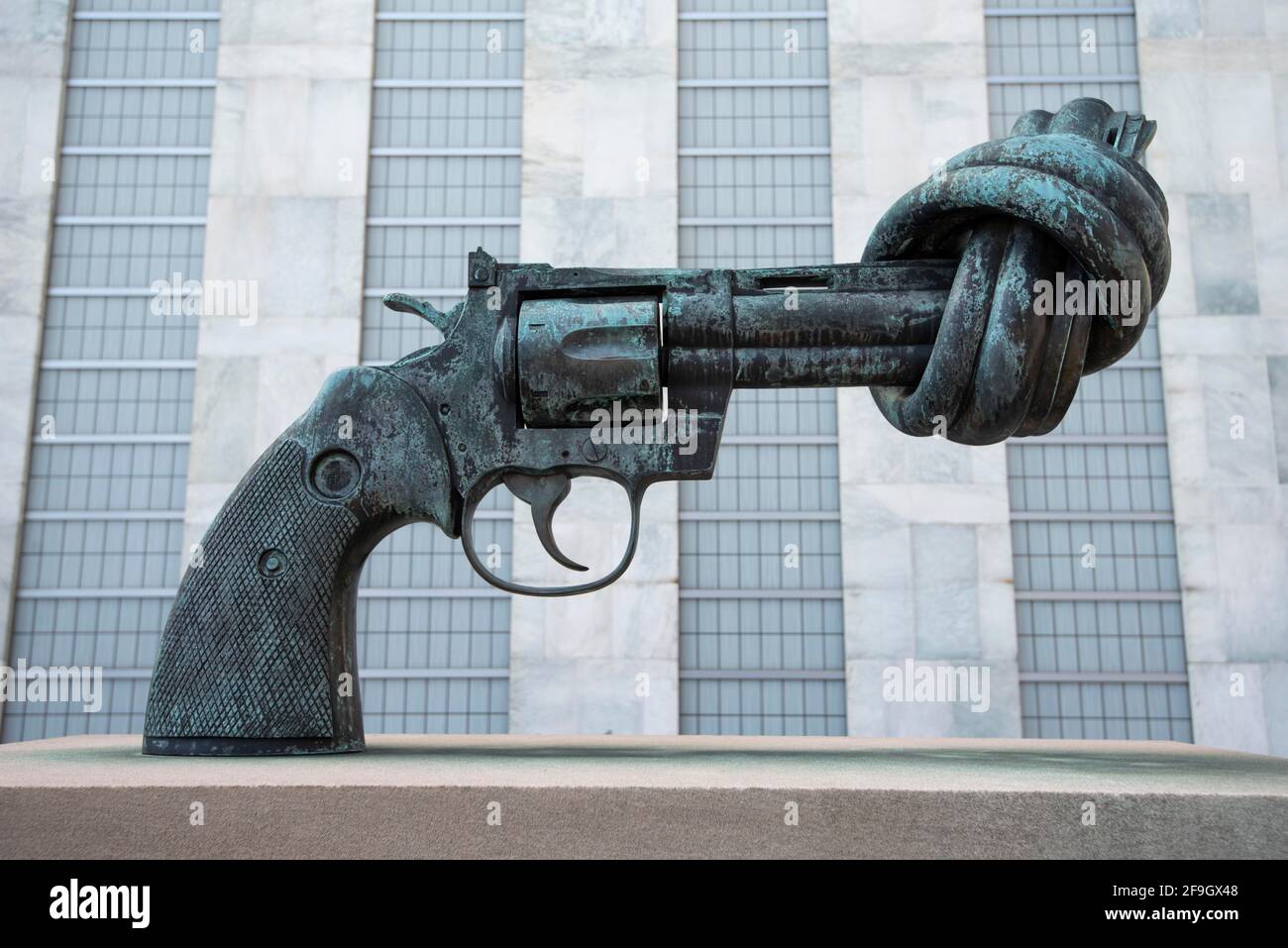 Non-Violence Sculpture, The Knotted Gun, Pistole mit Knoten im Lauf ...