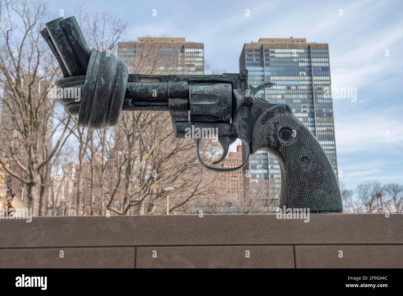 Non-Violence Sculpture, The Knotted Gun, Pistole mit Knoten im Lauf ...