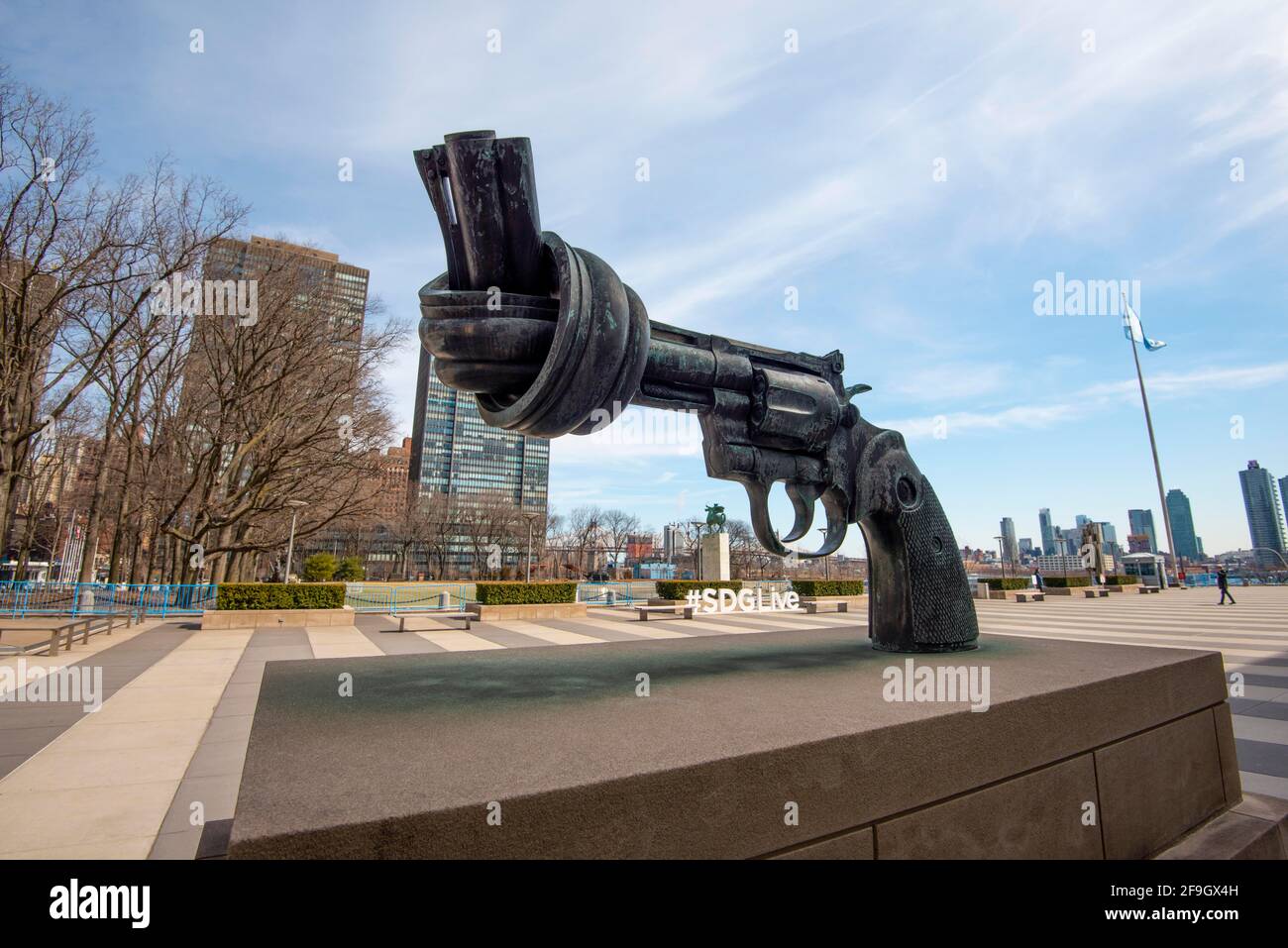 United nations headquarter sculpture hi-res stock photography and ...