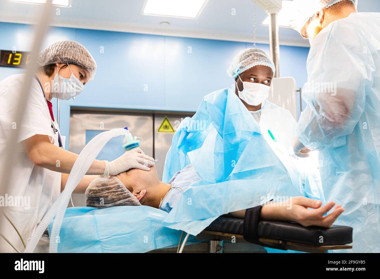Anesthesiologist assistant hi-res stock photography and images - Alamy