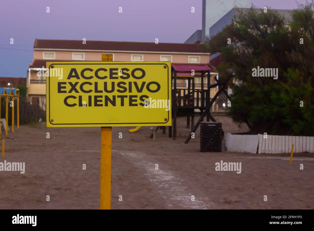 Sign indicating in spanish: exclusive access to clients Stock Photo - Alamy