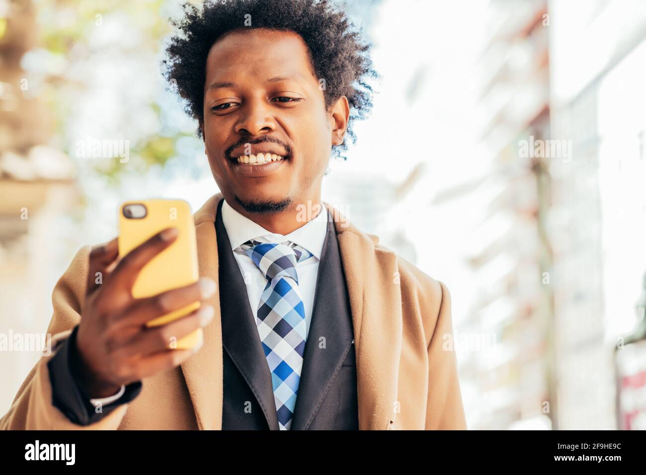 Businessmen using cell phone hi-res stock photography and images - Alamy