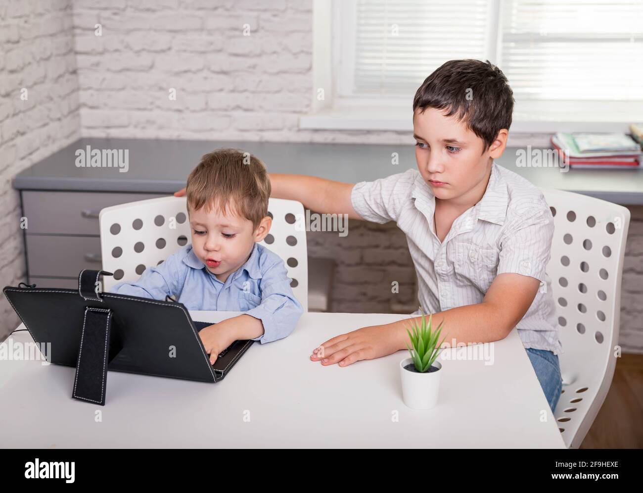 Children use gadgets hi-res stock photography and images - Alamy