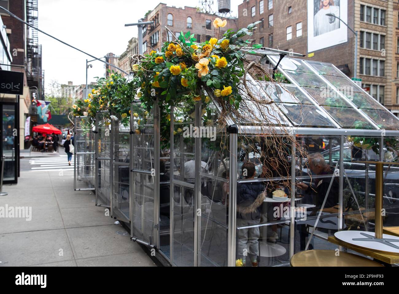 Busy restaurant patio outdoors hi-res stock photography and images - Alamy