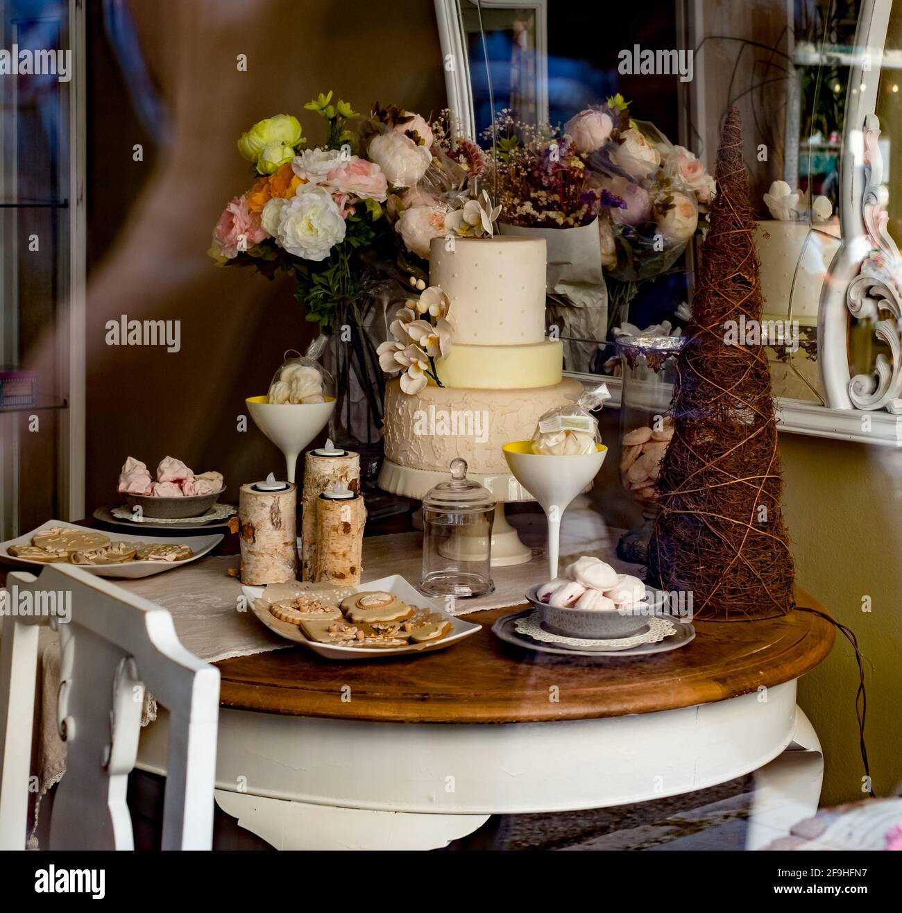 French wedding cakes display hi-res stock photography and images - Alamy