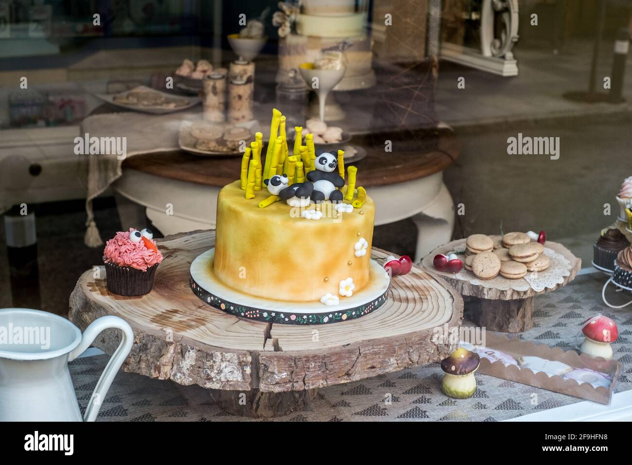 French wedding cakes display hi-res stock photography and images - Alamy