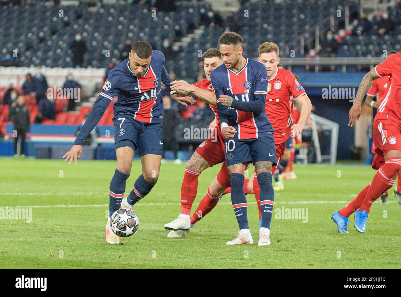 Fight for the ball left to right Kylian MBAPPE (PSG), Lucas HERNANDEZ ...