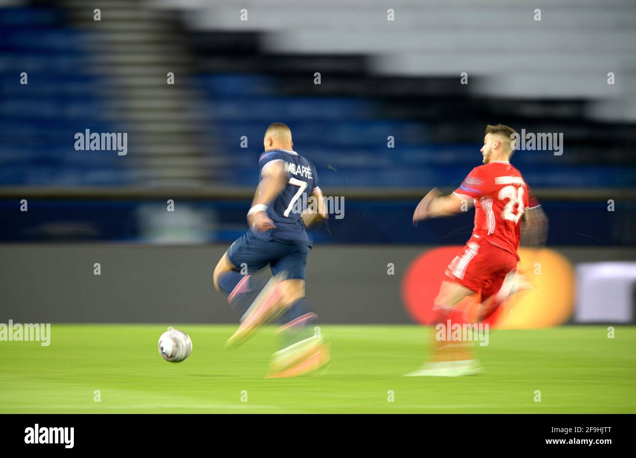 Kylian MBAPPE (PSG) action, dynamic, blurred, r. Lucas HERNANDEZ (M ...