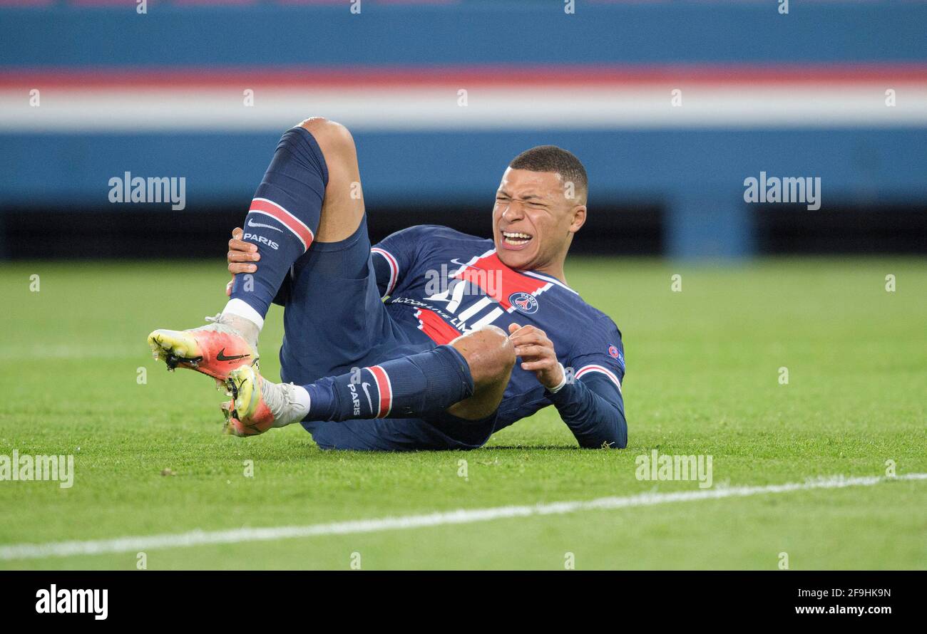 Kylian MBAPPE (PSG) with pain on the ground, holding his leg, pain ...