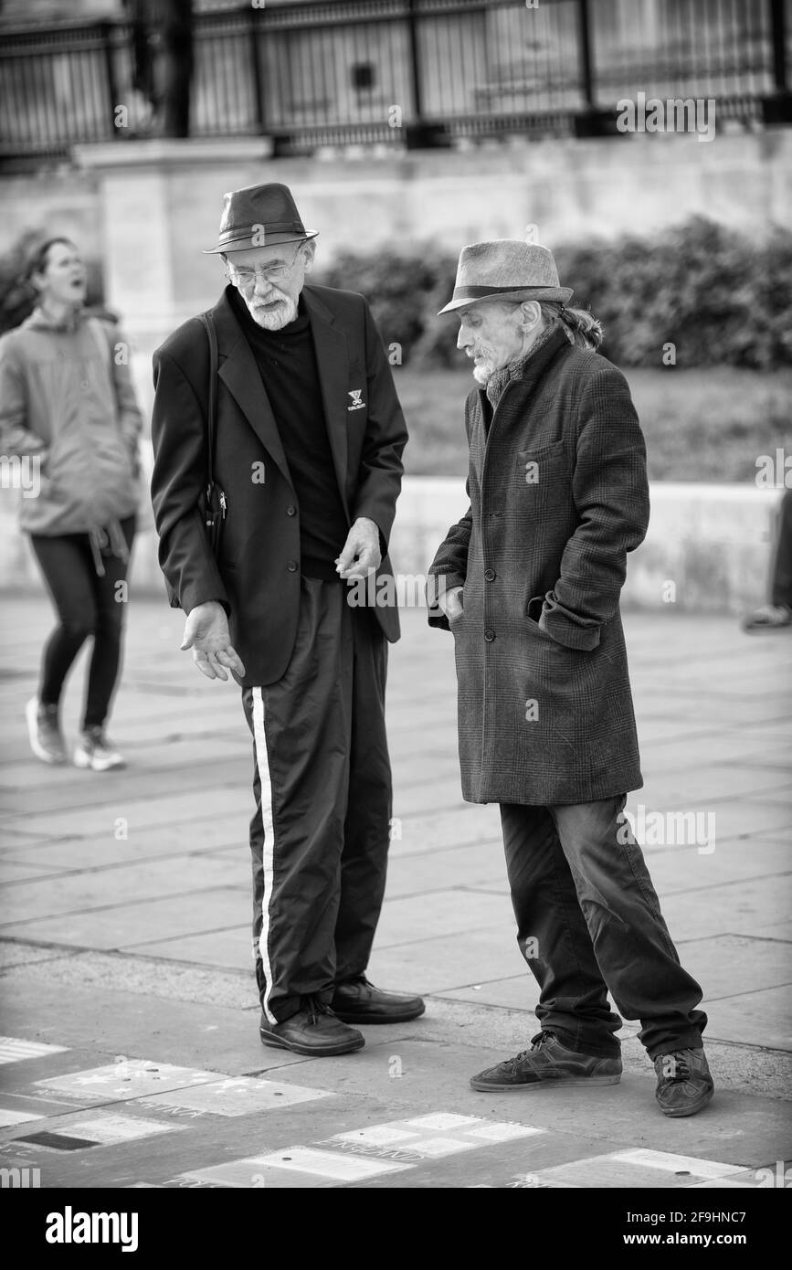 Groups people shopping Black and White Stock Photos & Images - Alamy