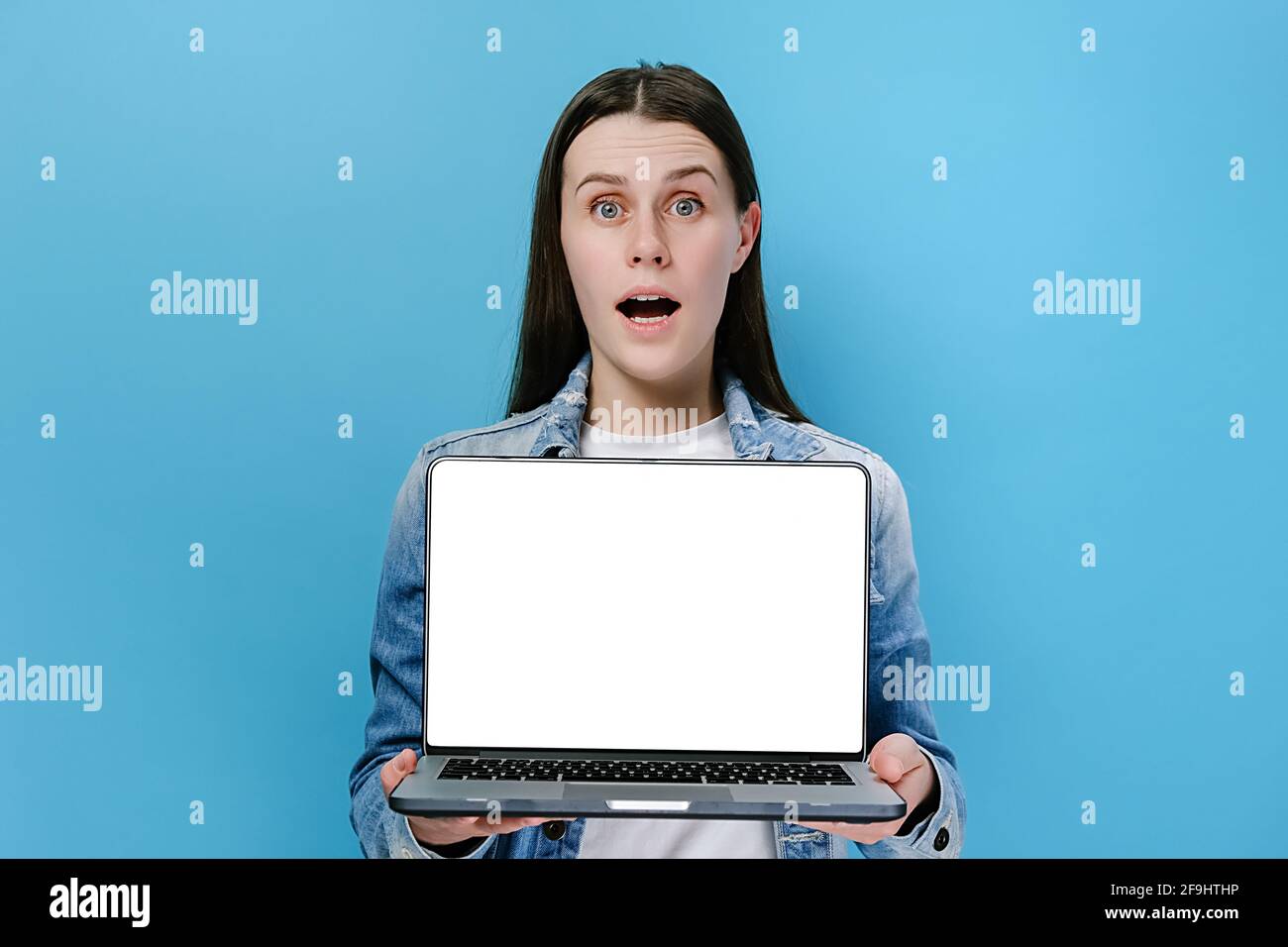 Woman shocked computer screen hi-res stock photography and images - Alamy