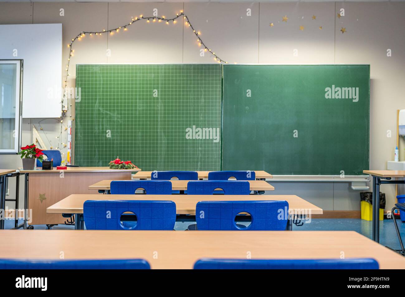 School room empty primary hi-res stock photography and images - Alamy