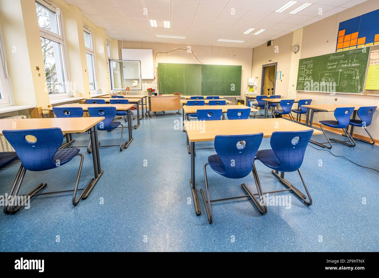 Empty schoolroom hi-res stock photography and images - Alamy