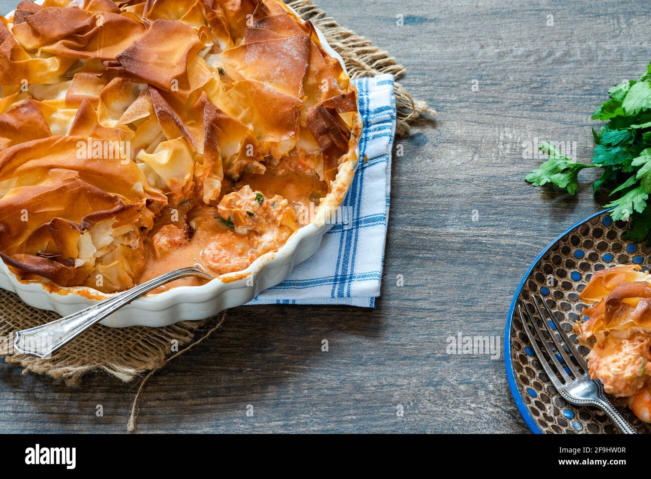 Crispy filo prawns hi-res stock photography and images - Alamy