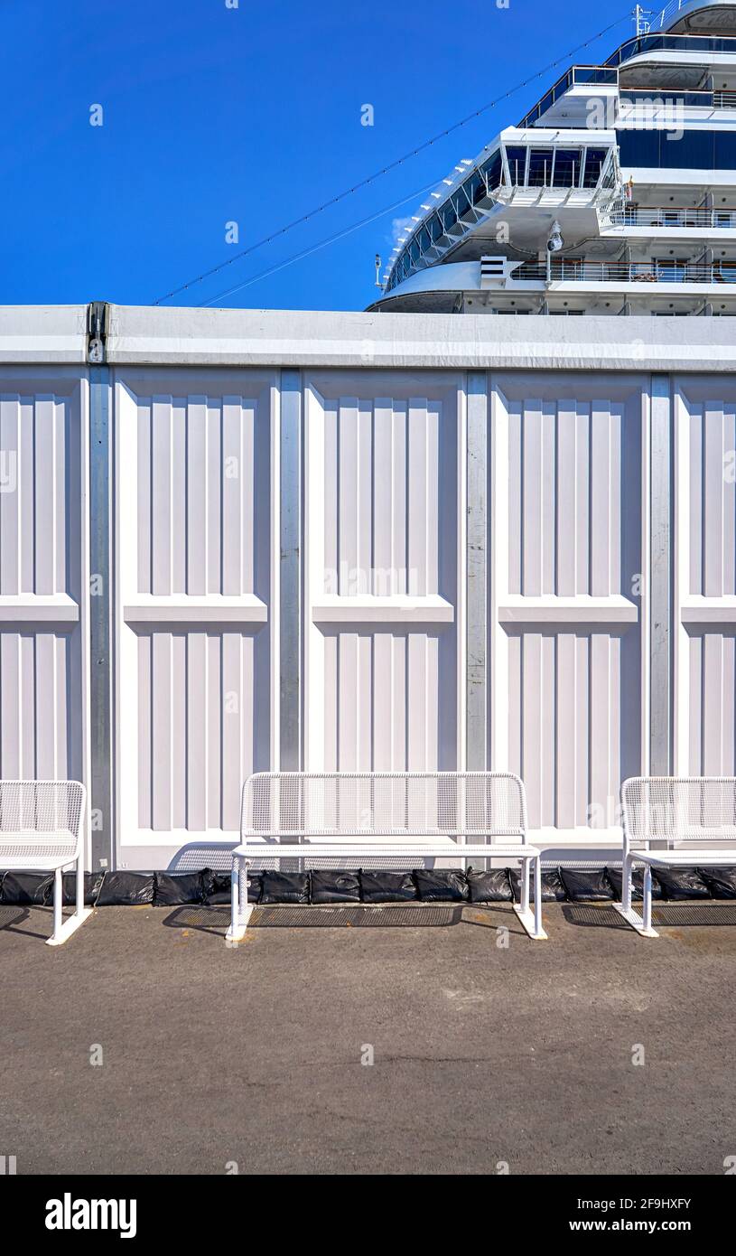 Cruise ship passengers check hi-res stock photography and images - Alamy