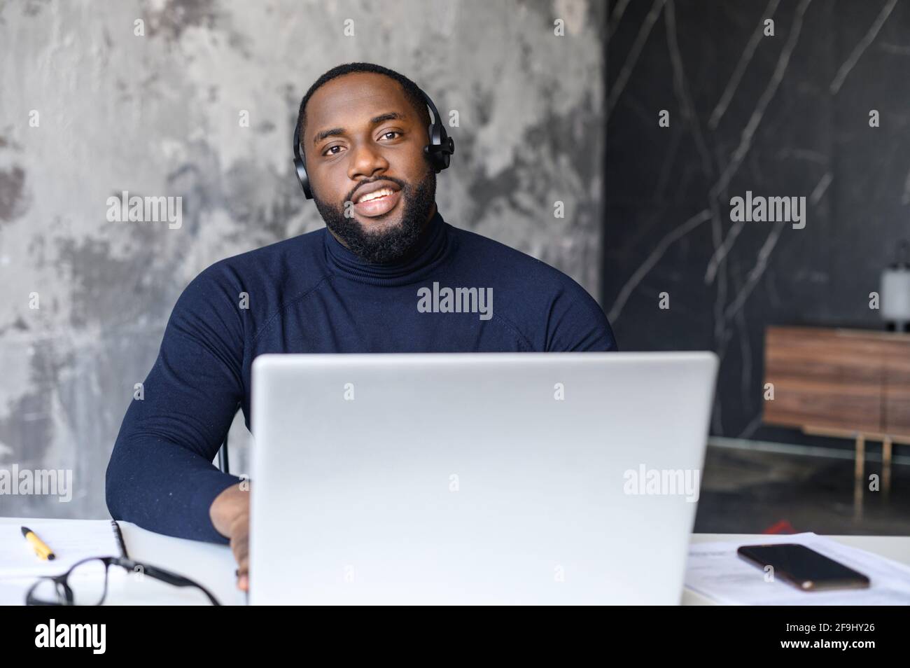 Connection e learning hi-res stock photography and images - Alamy