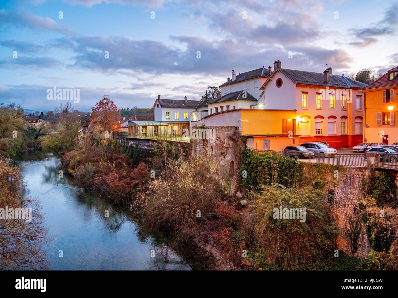 Mesmerising perspective shot of a riverfront hotels with car parking at ...