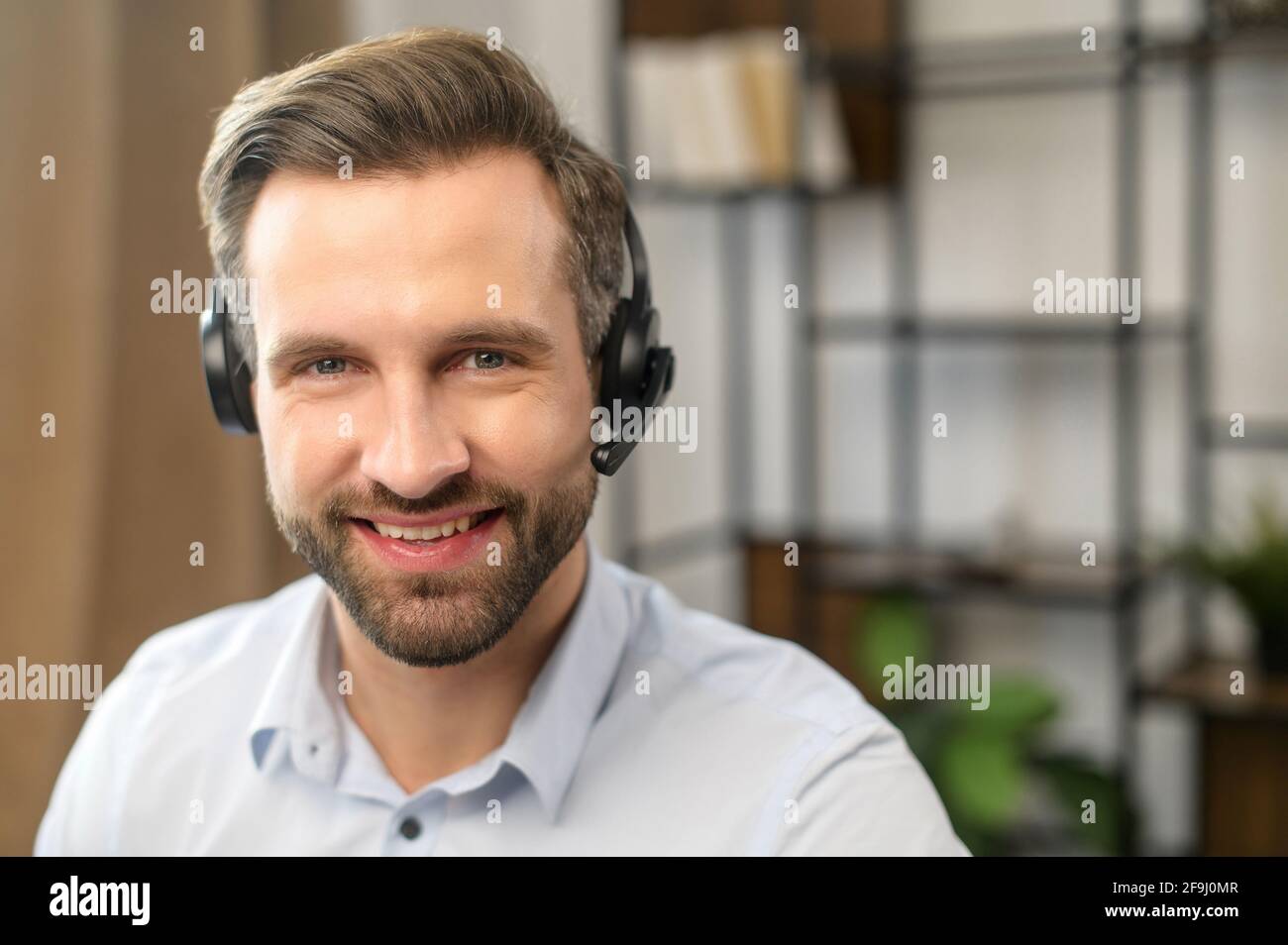 Videocall men hi-res stock photography and images - Alamy