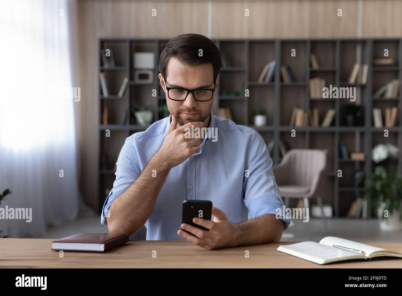 Cellphone browsing hi-res stock photography and images - Alamy