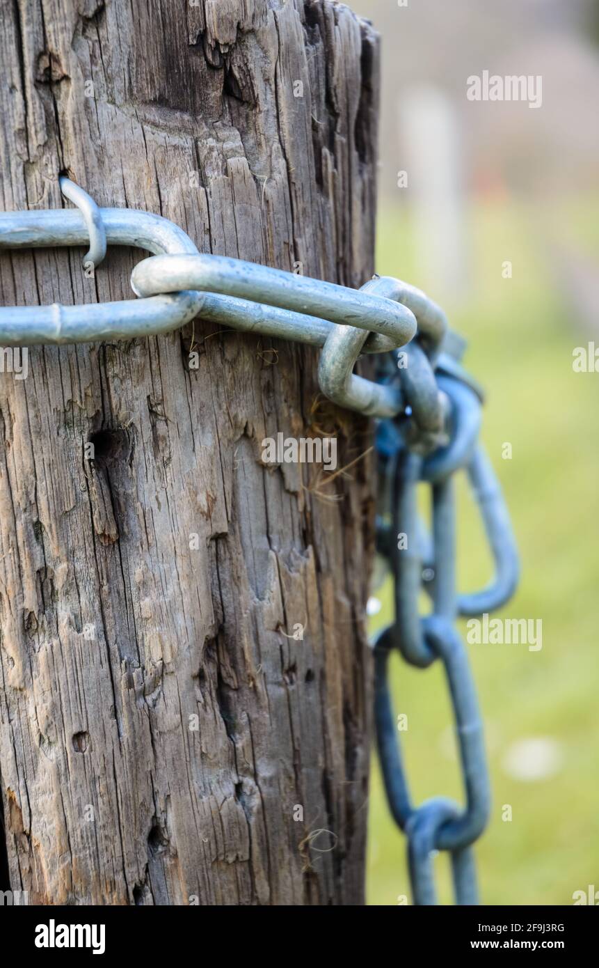 Metal post and chain fence hi-res stock photography and images - Alamy