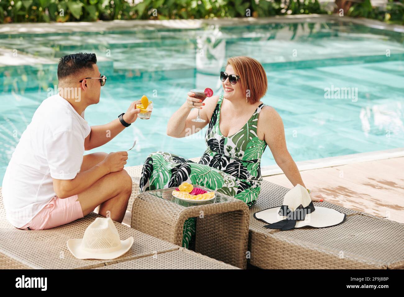 Couple , relaxing on lounge, resort hi-res stock photography and images ...