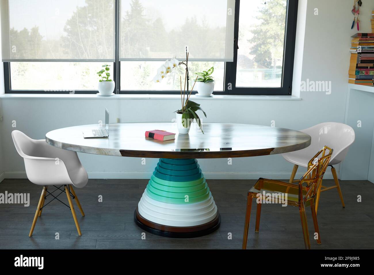 Full room view hi-res stock photography and images - Alamy