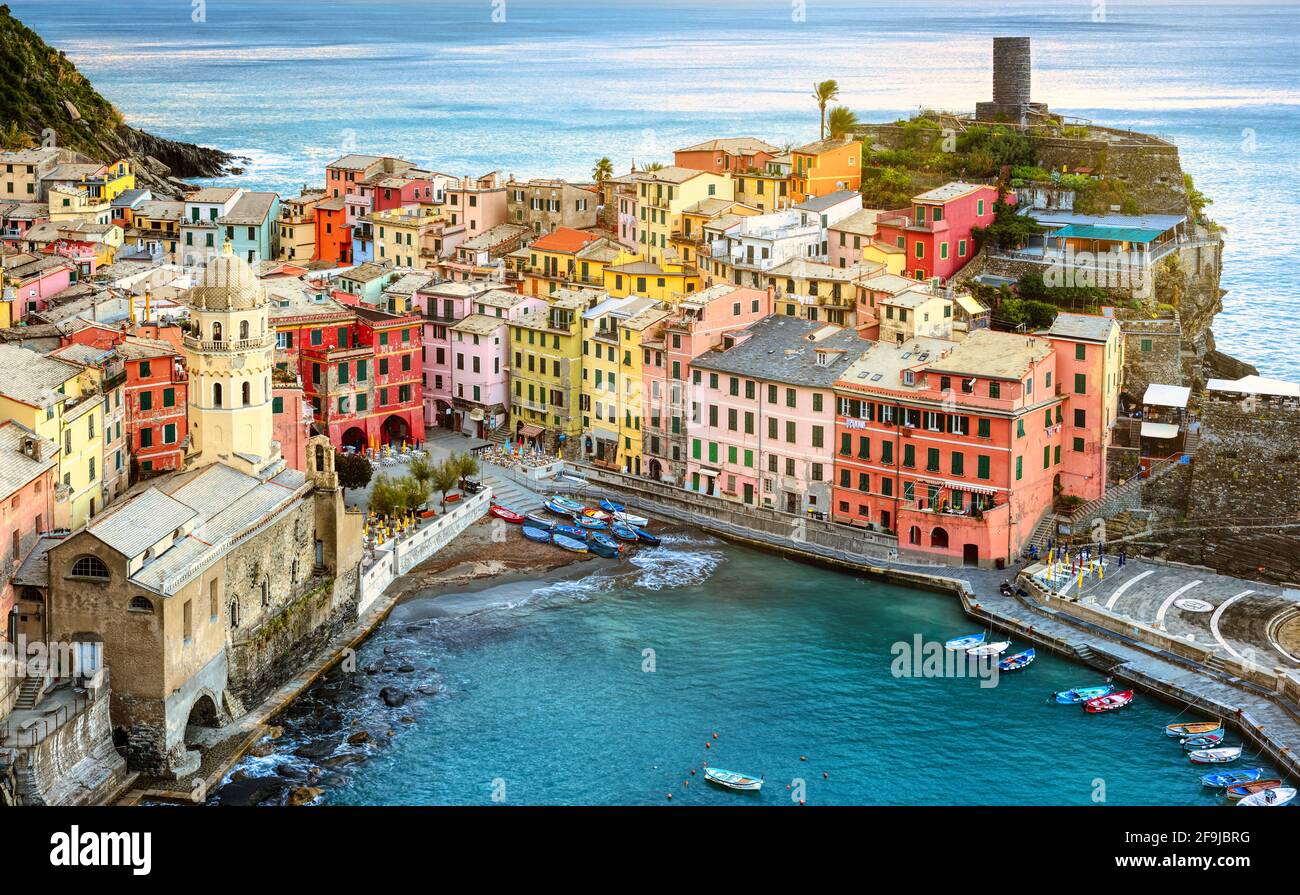 Dramatic coastal view vernazza village hi-res stock photography and ...