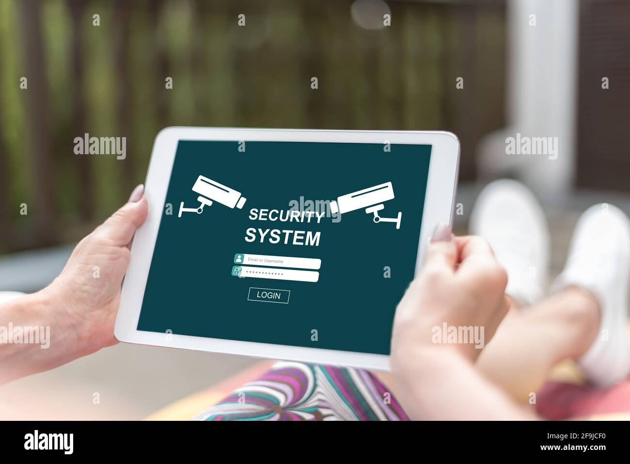 Female security guard cctv hi-res stock photography and images - Alamy