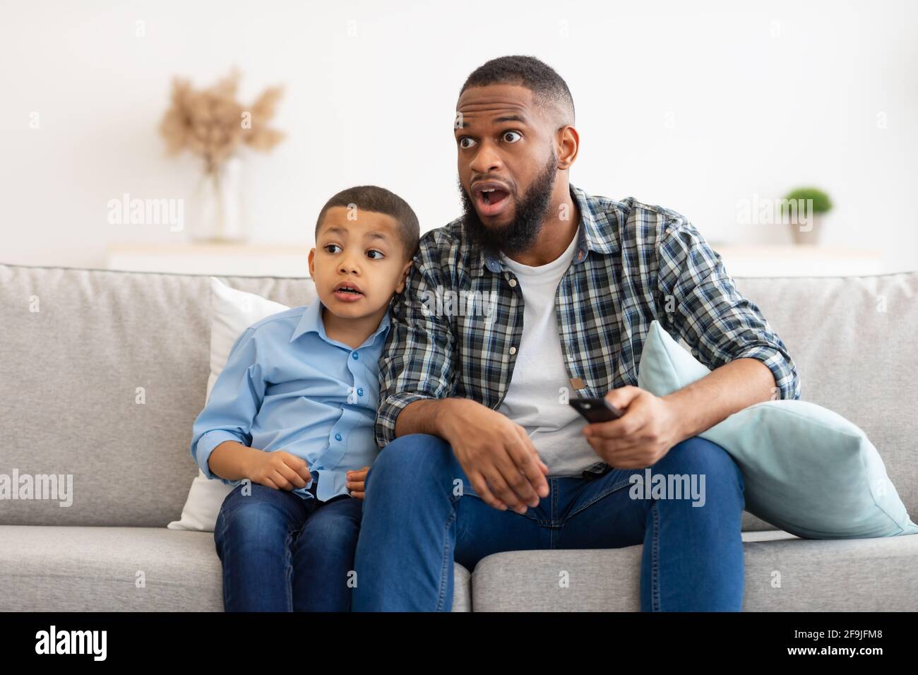 Teen watch tv dad hi-res stock photography and images - Alamy