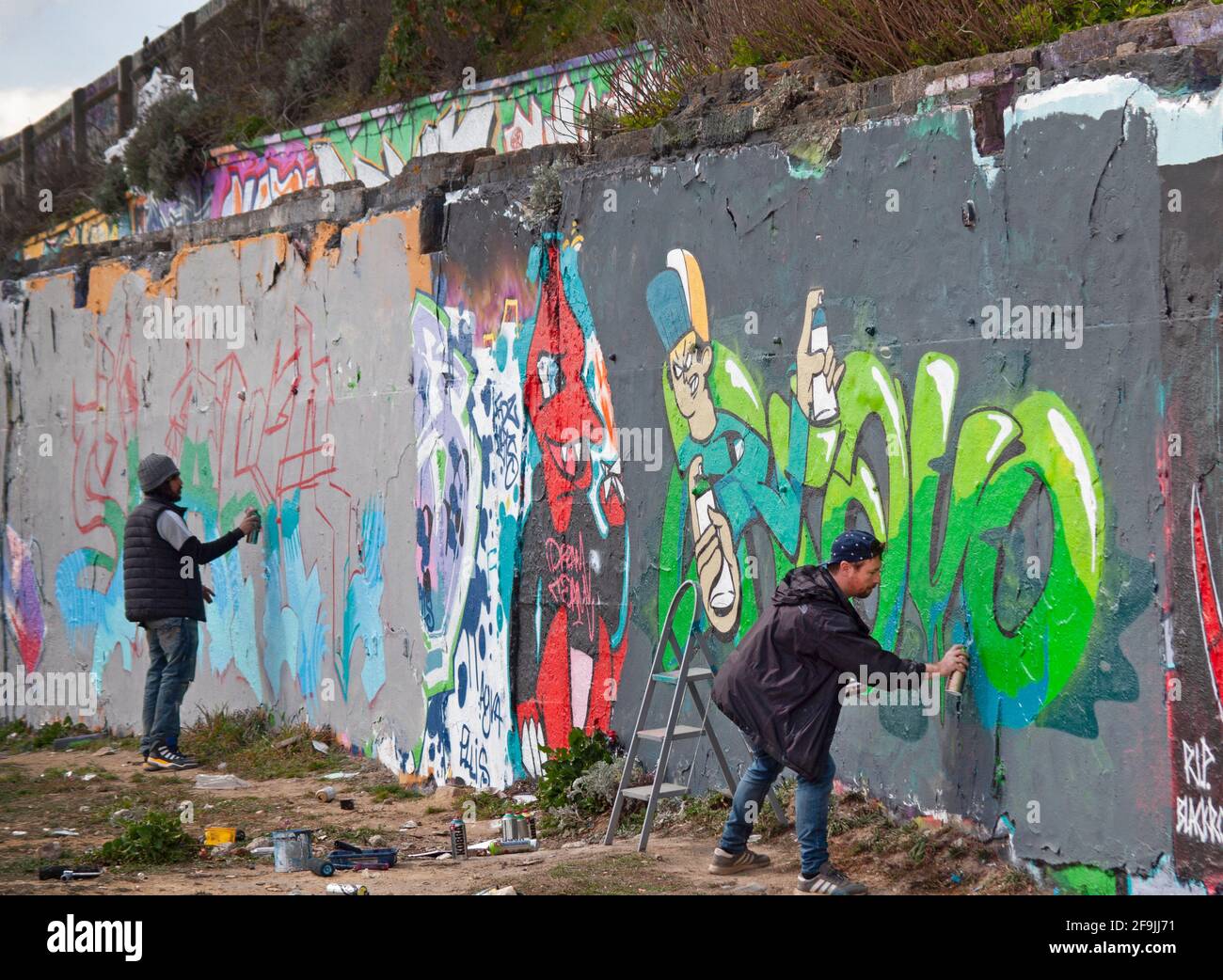 Graffiti artists at work hi-res stock photography and images - Alamy