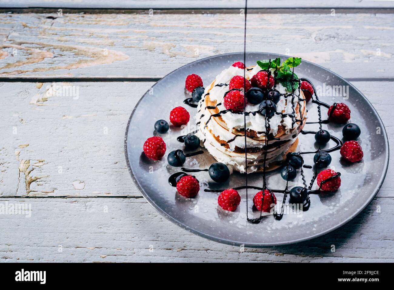 Fresh chocolate syrup falling on hi-res stock photography and images ...