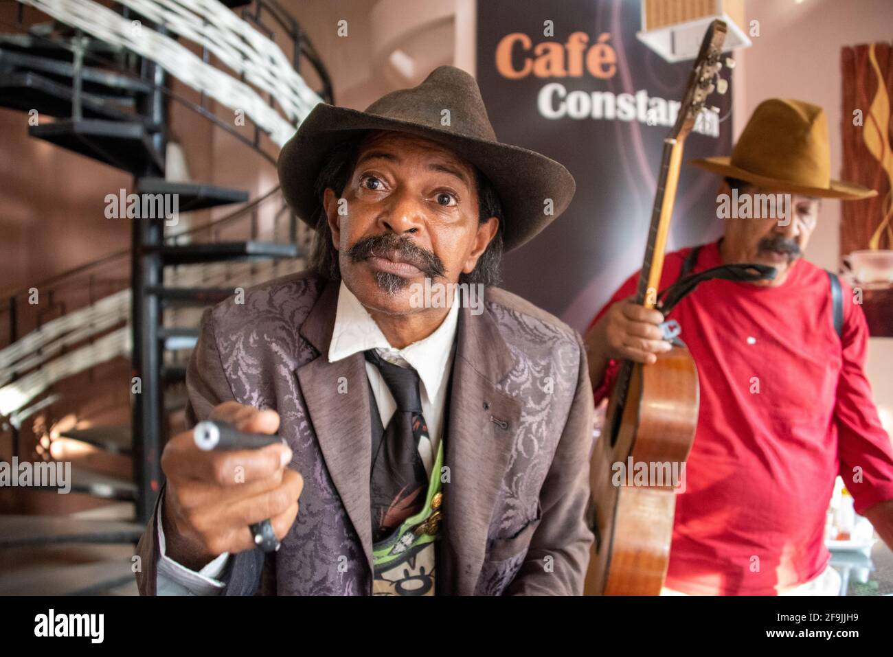 Popular singer hi-res stock photography and images - Alamy