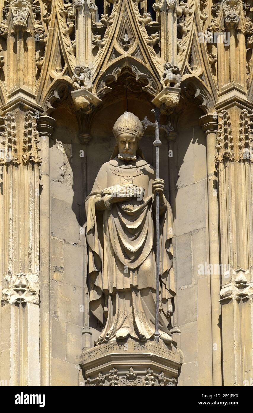 Statue outside cathedral hi-res stock photography and images - Alamy