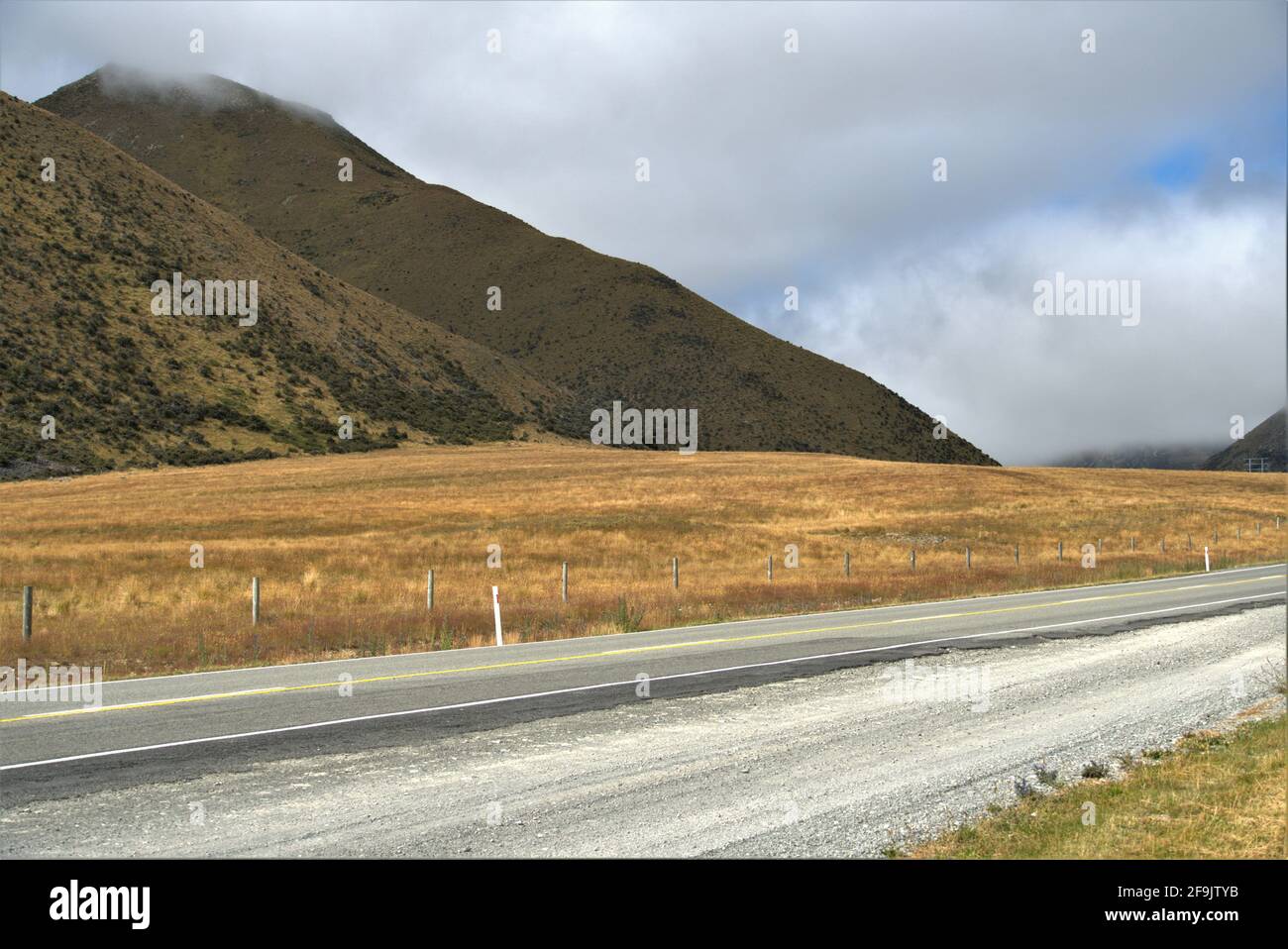New Zealand high country road Stock Photo - Alamy