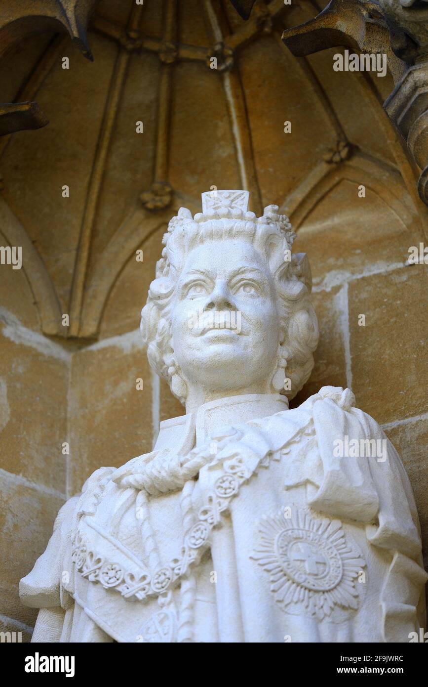 Statue queen elizabeth ii hi-res stock photography and images - Alamy