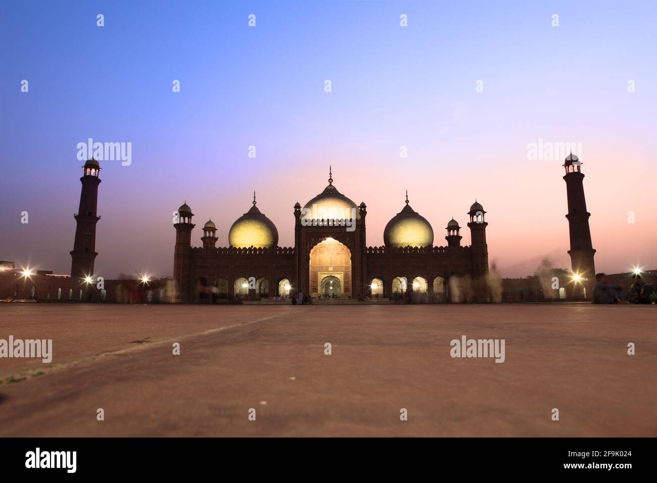 The Badshahi Mosque (Punjabi, Urdu: ??????? ????), or the 'Emperor's ...