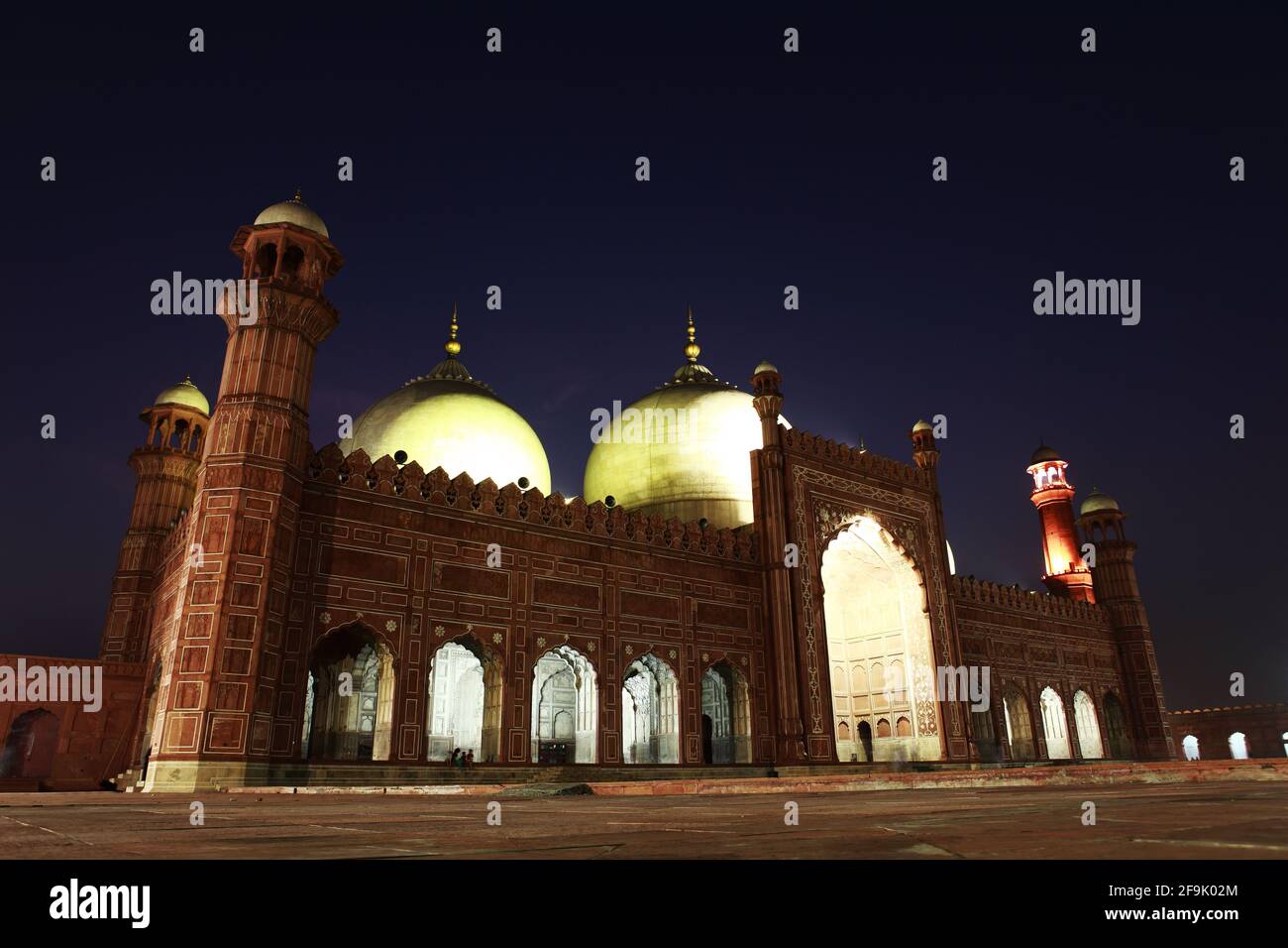 The Badshahi Mosque or the 'Emperor's Mosque', in Lahore is the 2nd ...